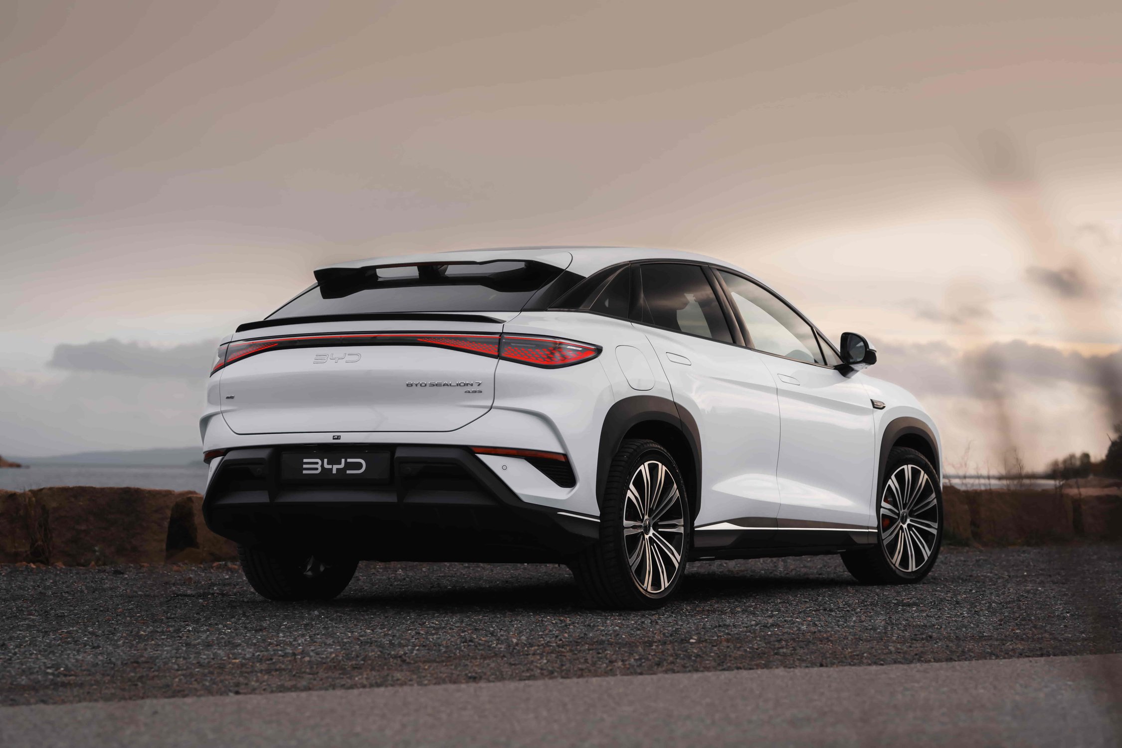 BYD SEALION 7 - Rekkevidde, lading, interiør. Alt du må vite.