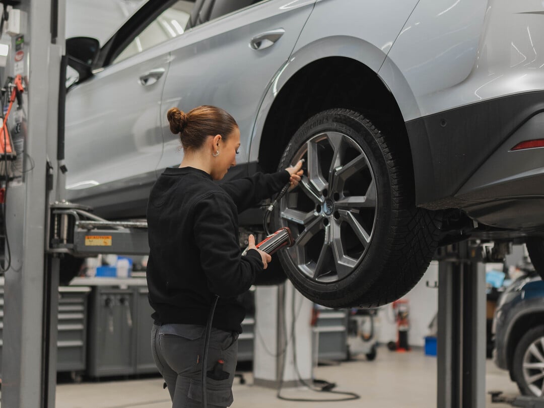 Slik skifter du dekk selv - Trinn for trinn guide til dekkskift: