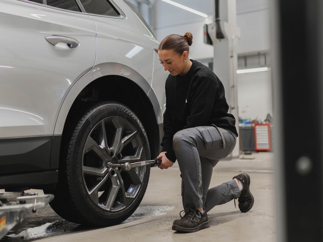 Slik skifter du dekk selv - Trinn for trinn guide til dekkskift: